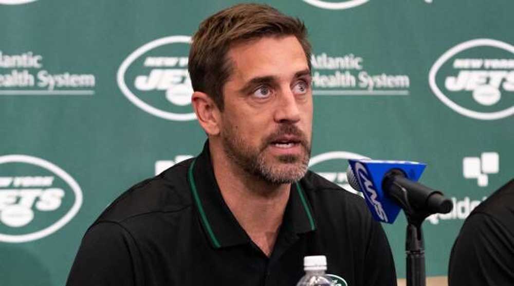 Aaron Rodgers Suffers Strained Calf at Jets OTAs | Rogue Valley Times