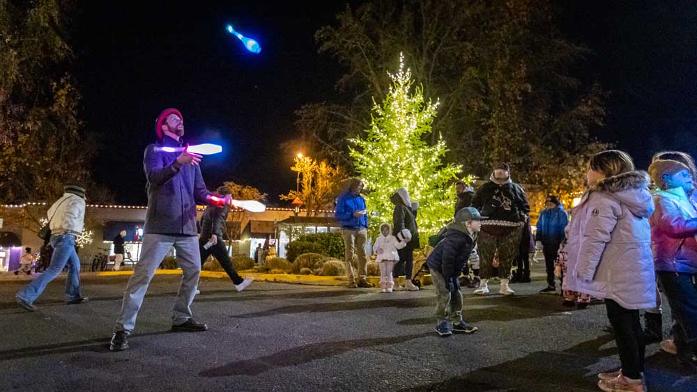 Ready, set, glow: Santa flips the Grand Illumination switch in Ashland ...