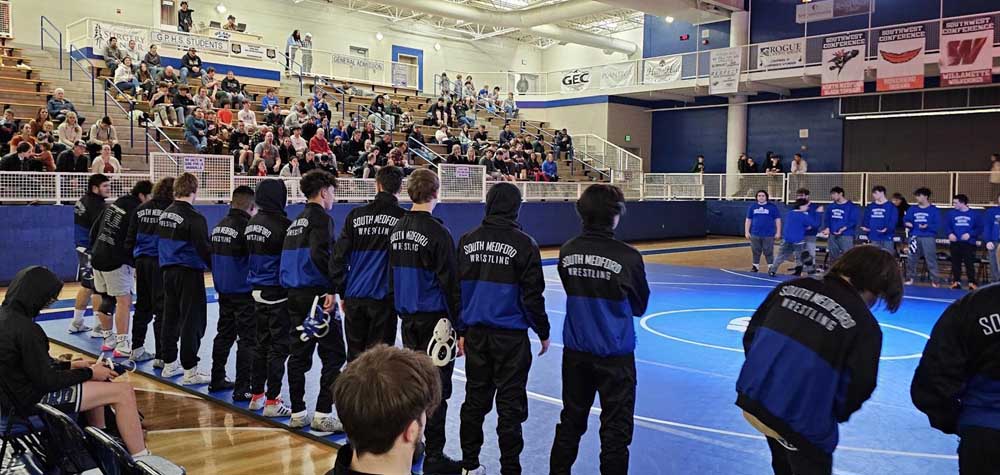 Seven pins help Panthers take down Cavemen | Rogue Valley Times