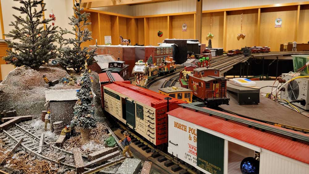 Choo-choo cheer: Holiday train display to roll out at Rogue Valley Mall ...