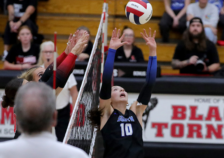 South Medford squeezes out 4-set win over North Medford | Rogue Valley ...