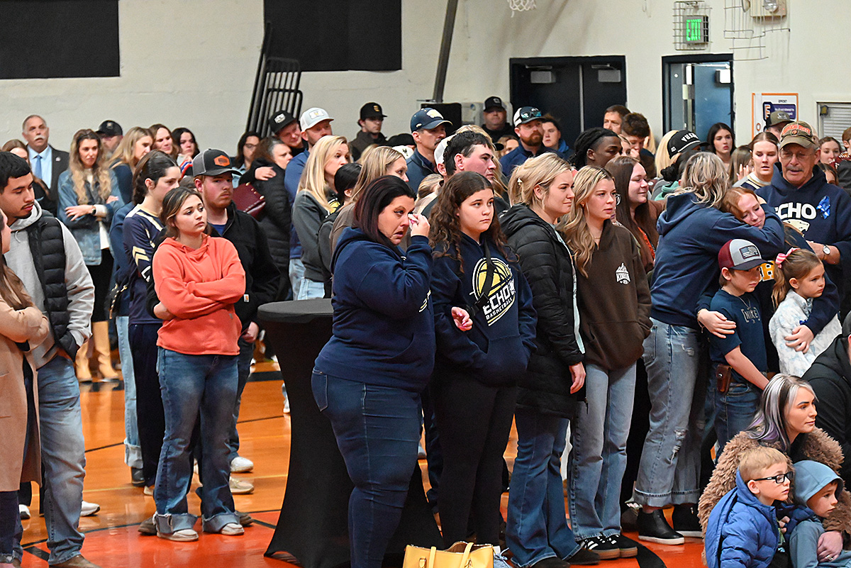 Hundreds attend Echo vigil for 4 who died in helicopter crash | Rogue ...